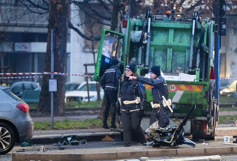 Incidente tra un camion dell'Amsa e un'auto a Milano, 5 feriti