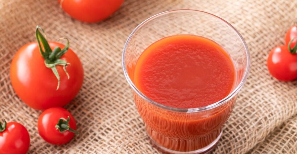 Succo di pomodoro e soia: meno infiammazione nelle persone con obesità