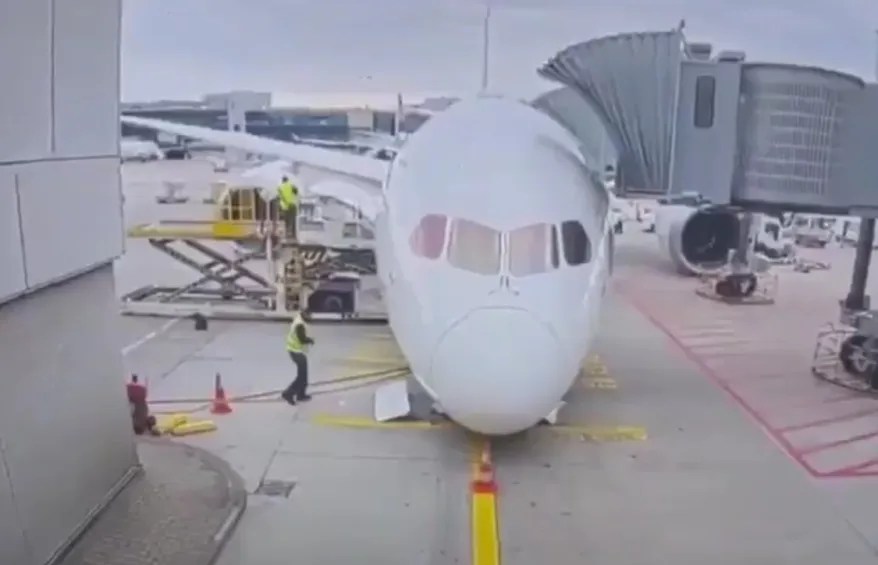Aeroplane’s front wheels collapse moments before take-off with cabin ...
