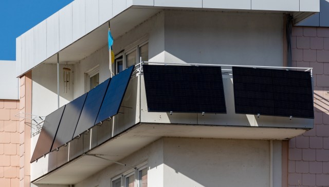 New Yorkers could soon hang plug-in solar panels from windows and ...
