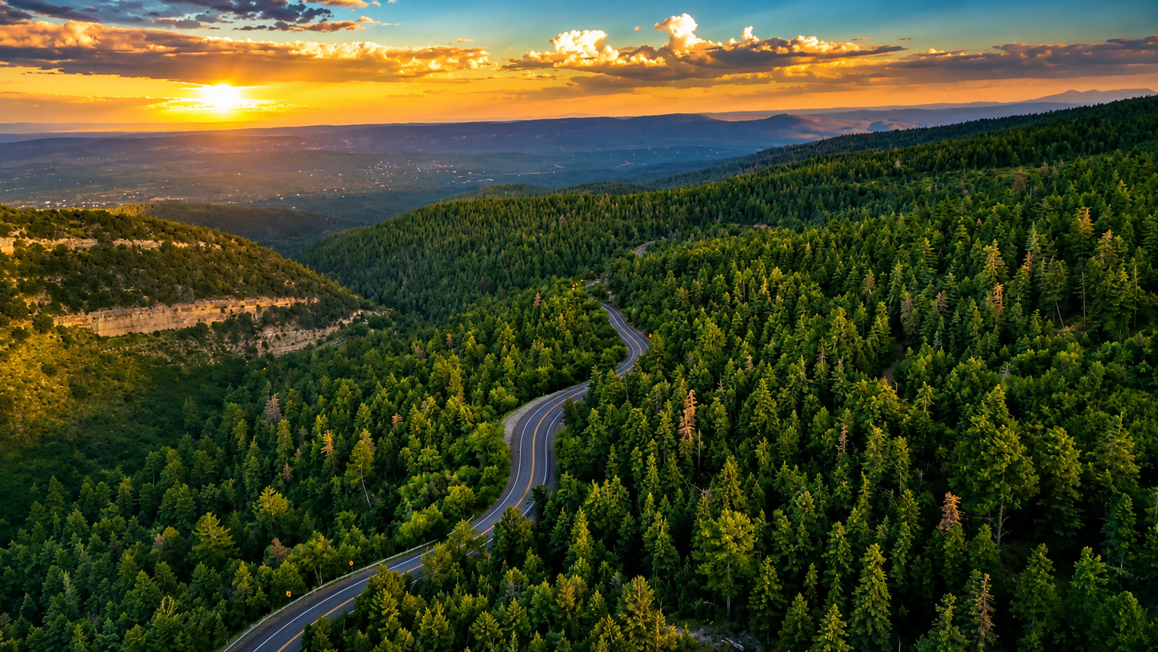 Una strada di montagna che sale sopra Albuquerque fino a Sandia Crest