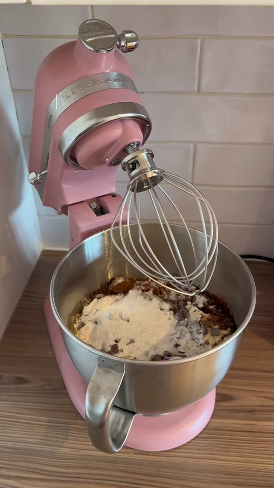 Sourdough chocolate waffles and fresh bread: the perfect homemade morning