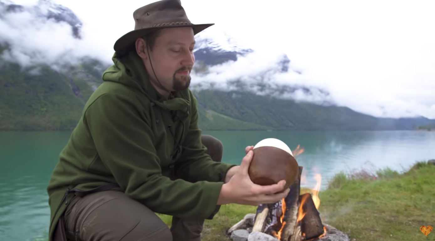 Ideal recipe for the big men: From an ostrich egg to a giant meat muffin