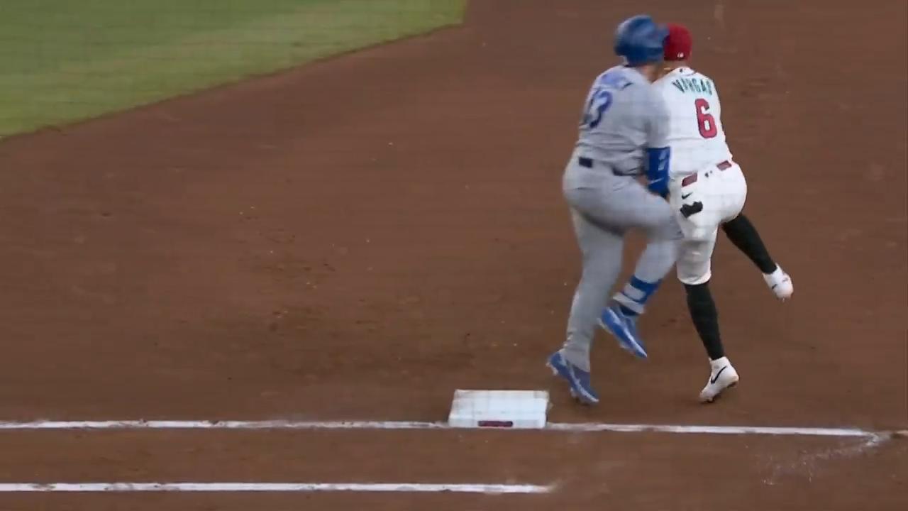 Moment: Vargas and Muncy injured on violent collision at first base