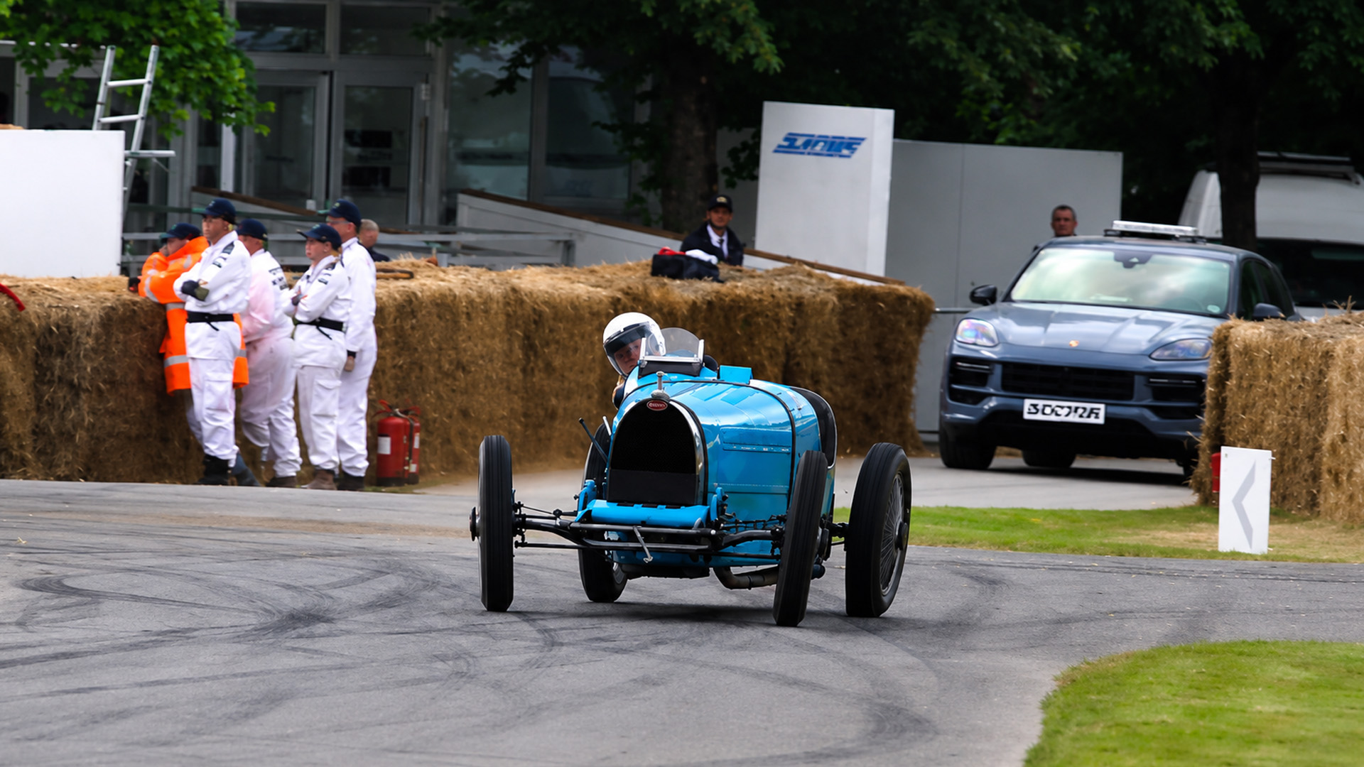 Rara Bugatti da corsa d'epoca affronta la curva di Goodwood