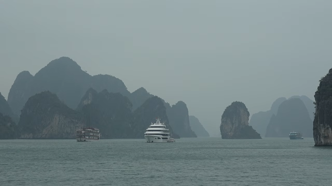 This place looks like paradise – until you notice what’s floating ...