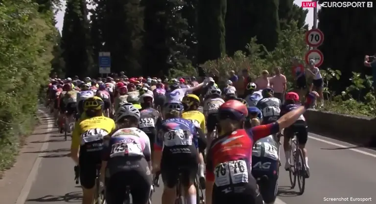 Wiebes reageert na DSQ in Giro d'Italia: 'Kan gewoon niet dat de ploeg ...