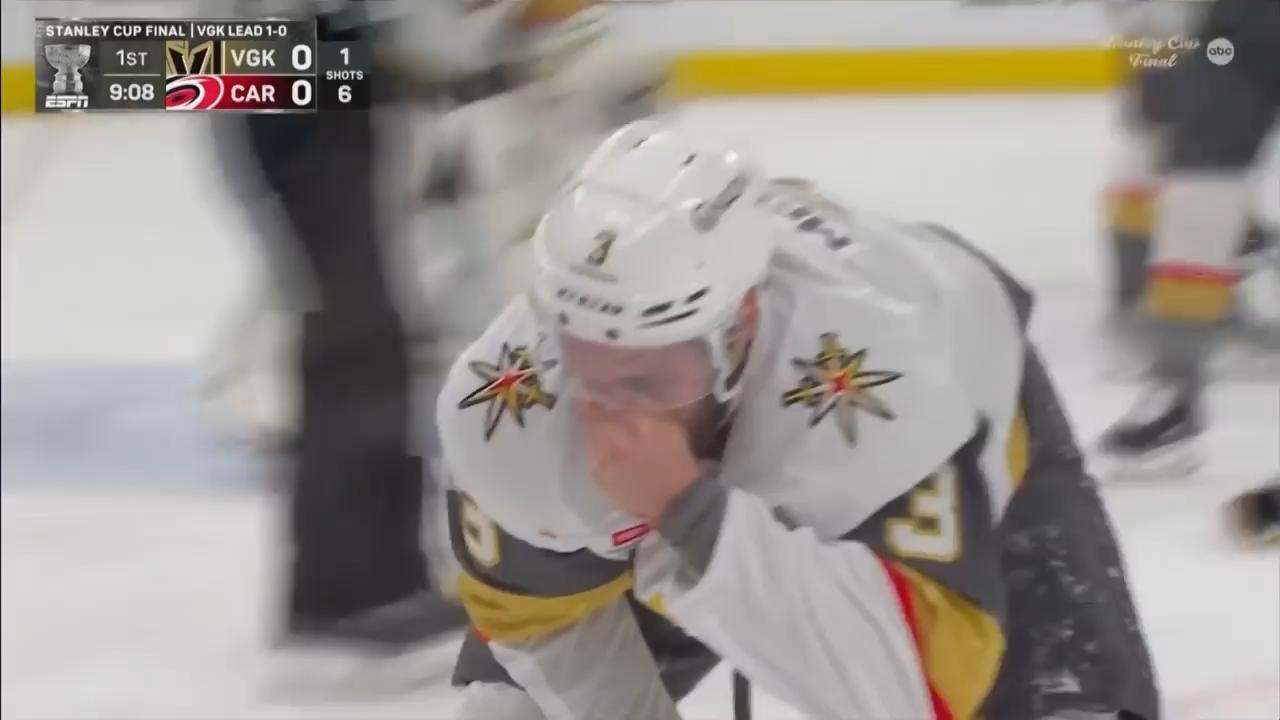 Moment: McNabb exits game after taking a puck to the face