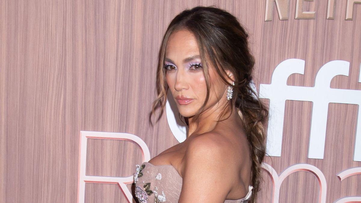Jennifer Lopez sparks plastic surgery rumors after 'Office Romance ...