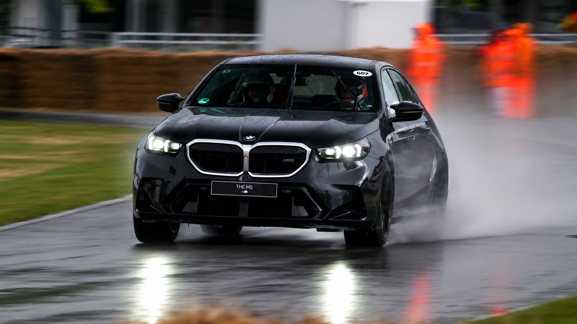 Nieuwe hybride BMW M5 G90 laat zich wild zien op glad circuit