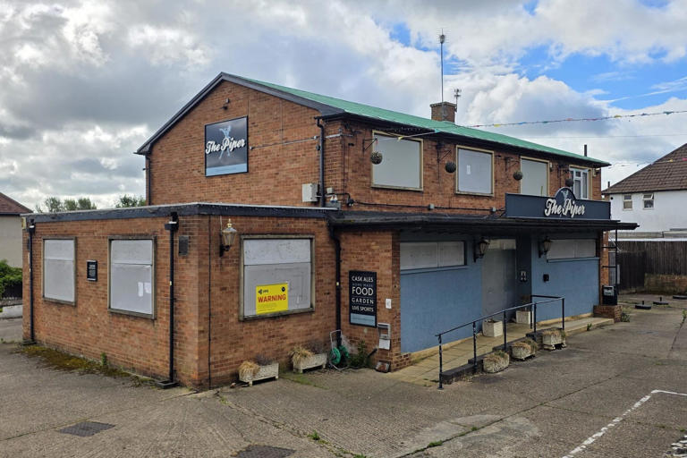 Kettering pub customers left in the dark as as windows boarded up and ...