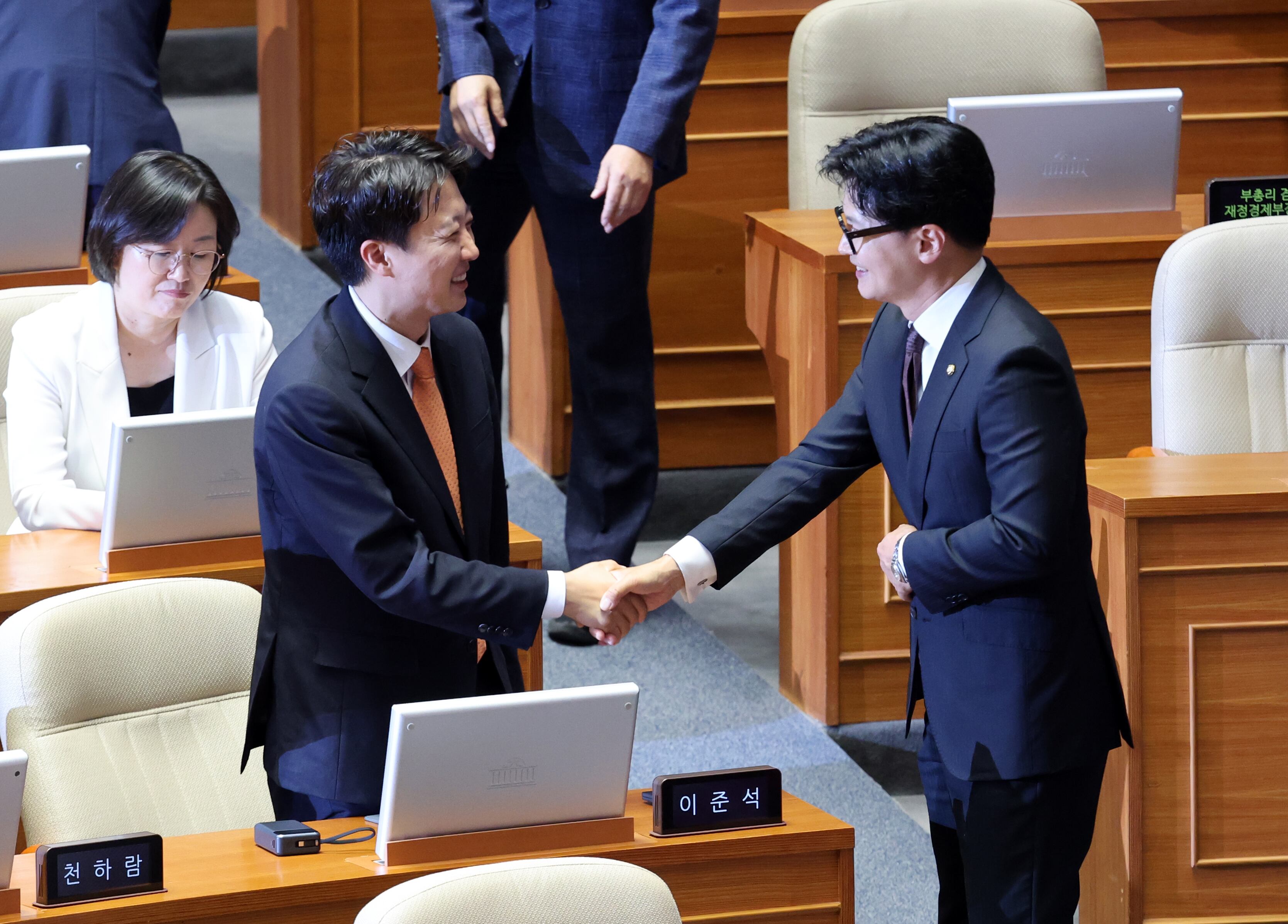 Han Dong-hoon pledges to rebuild conservatism in first assembly appearance