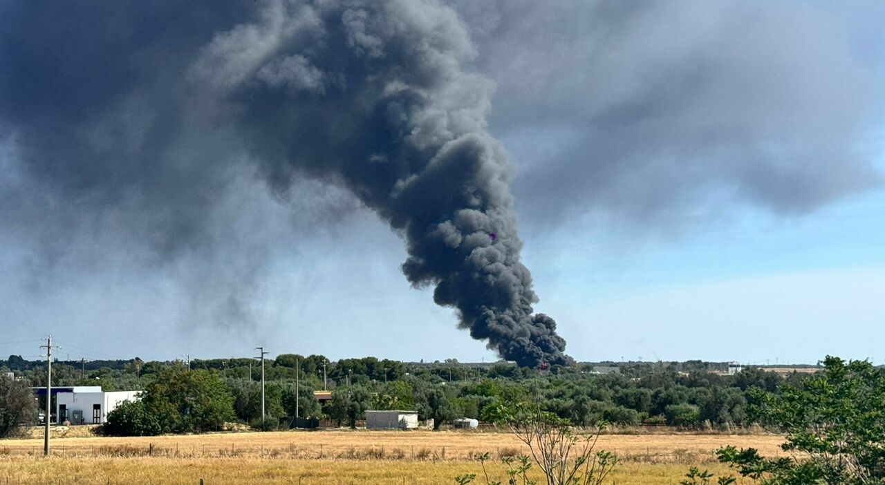 Incendio a Francavilla Fontana: a fuoco i rifiuti del centro Eco World ...