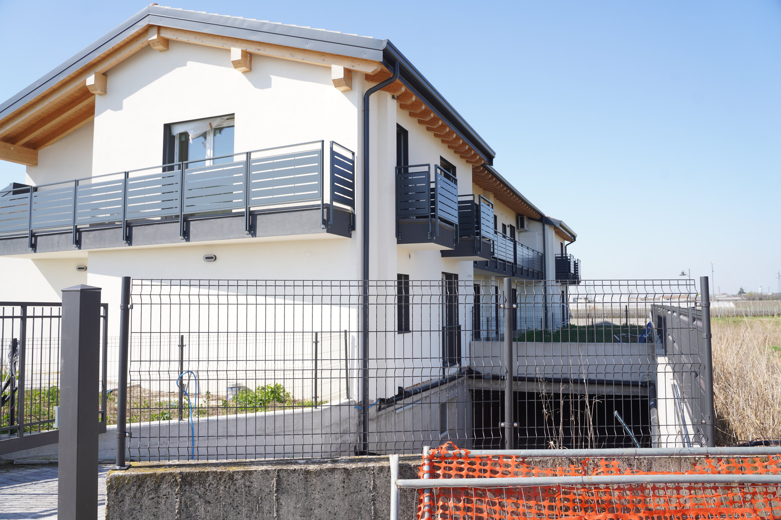 Truffa delle villette già pagate, due famiglie le (ri)comprano all'asta ...