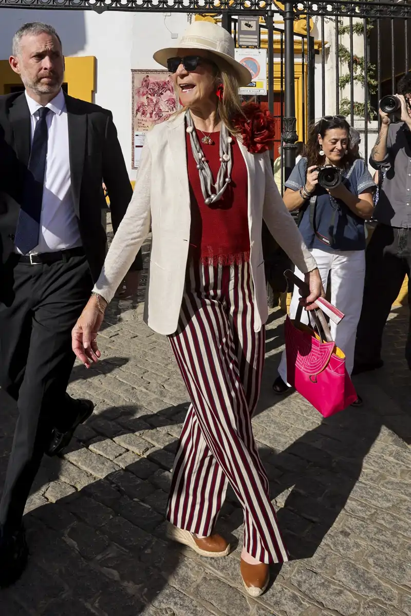 La infanta Elena y su look ganador para esta primavera: pantalones a ...