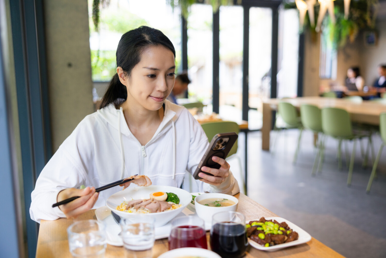 Les personnes qui posent leur téléphone sur la table pendant une ...
