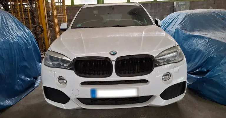 Lefoglalt egy nagy BMW-t a NAV, majd átpasszolta a rendőrségnek
