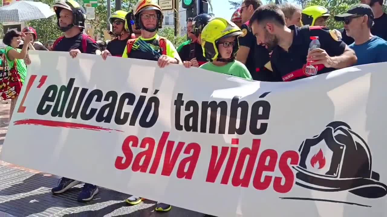 Spanish firefighters join teachers striking over pay and conditions