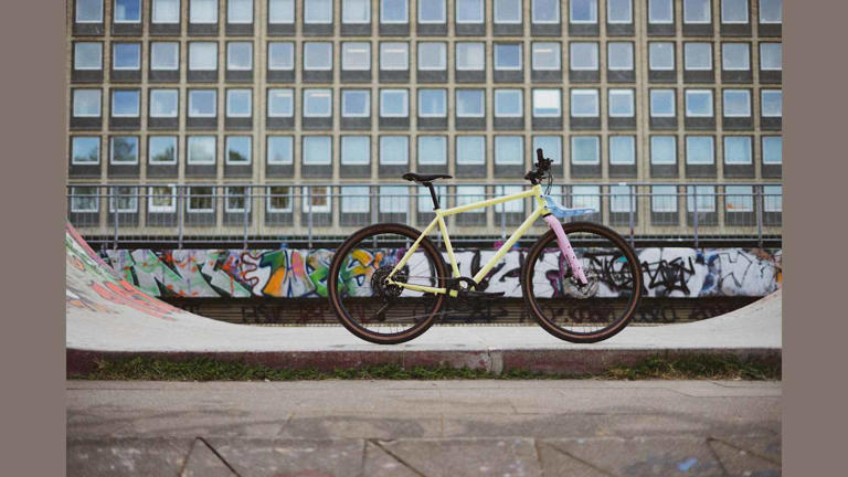 Rose Hobo Cues: Knallbonbon mit Stahlrahmen - Gravelbike für Stadt & Alltag