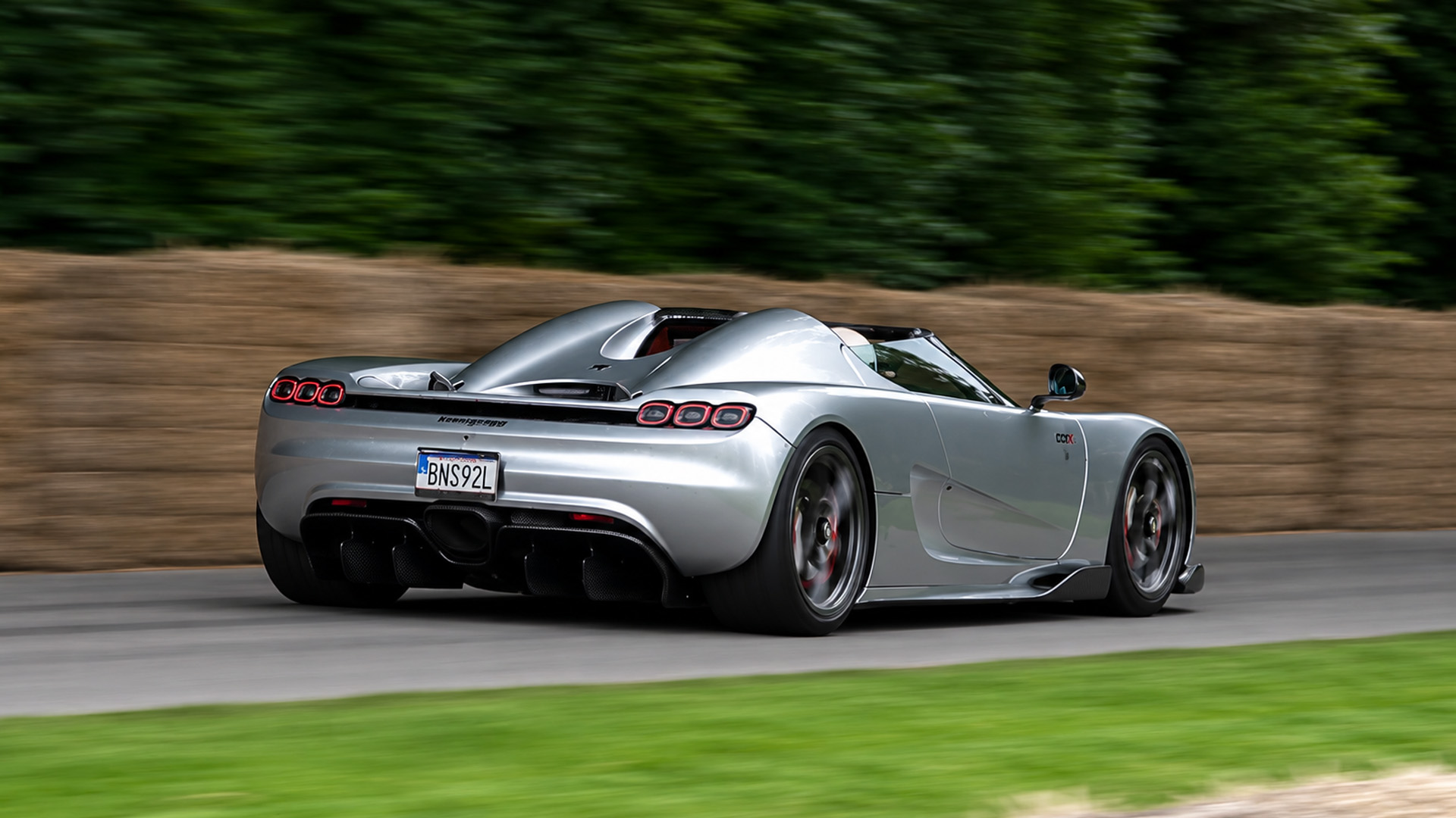 Zeldzame Koenigsegg CC850 rijdt hard over het circuit
