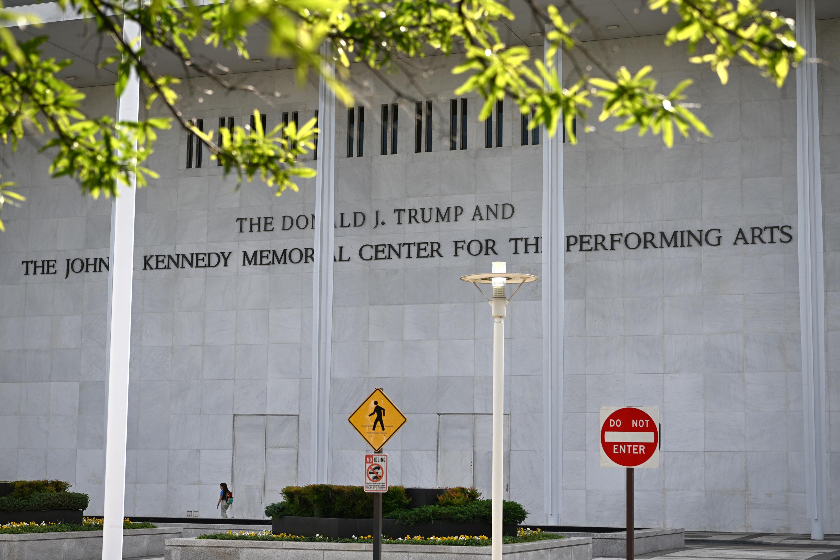 Le nom de Donald Trump doit être retiré du Kennedy Center après une ...