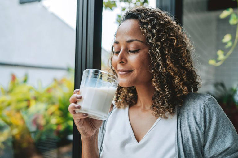 Oncologist says 'one glass a day' could cut bowel cancer risk by 17pc