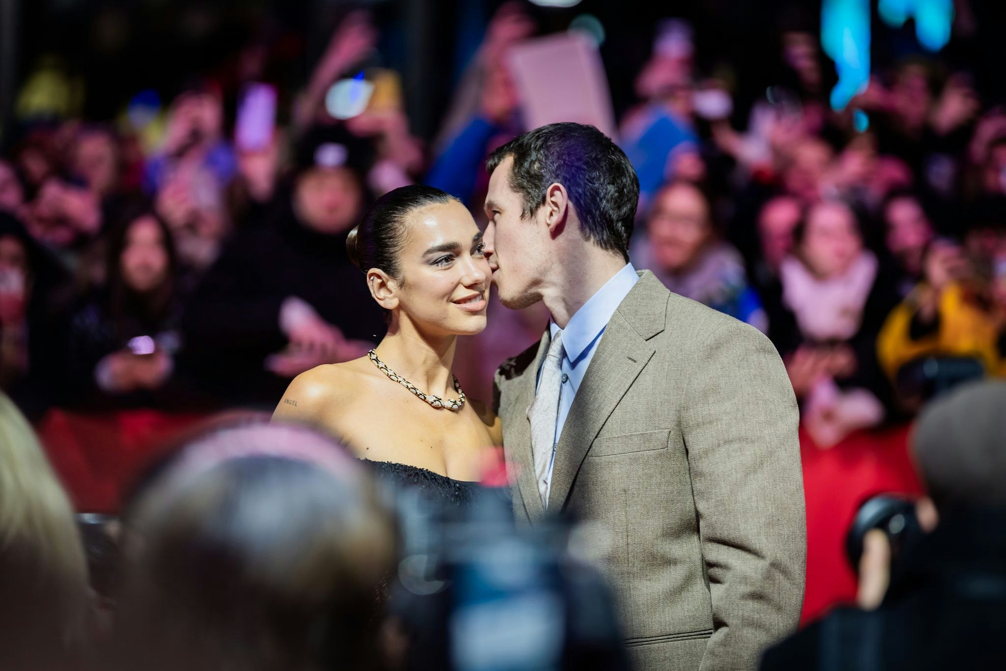 Millionen-Hochzeit auf Sizilien: Sängerin Dua Lipa feiert mit 200 ...