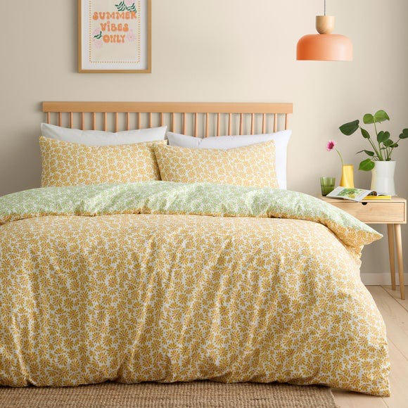 Dunelm’s floral reversible duvet set gives your bedroom 2 easy summer looks