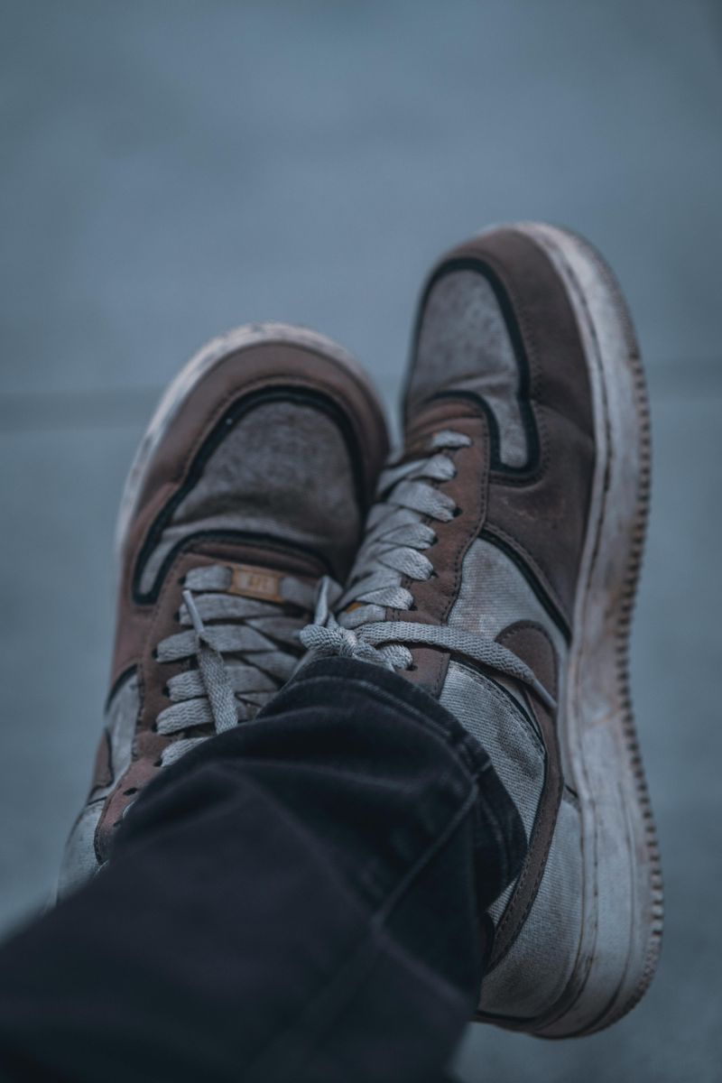 13 fashion choices women secretly see as red flags on men