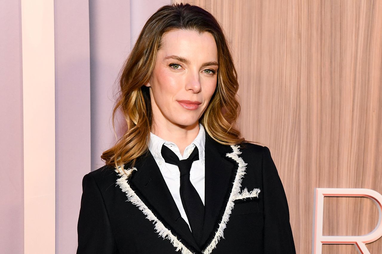 Betty Gilpin was 'kind of panicking' before shooting the 'wild' office ...