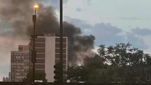 Fire breaks out at apartment building in Lincoln Park