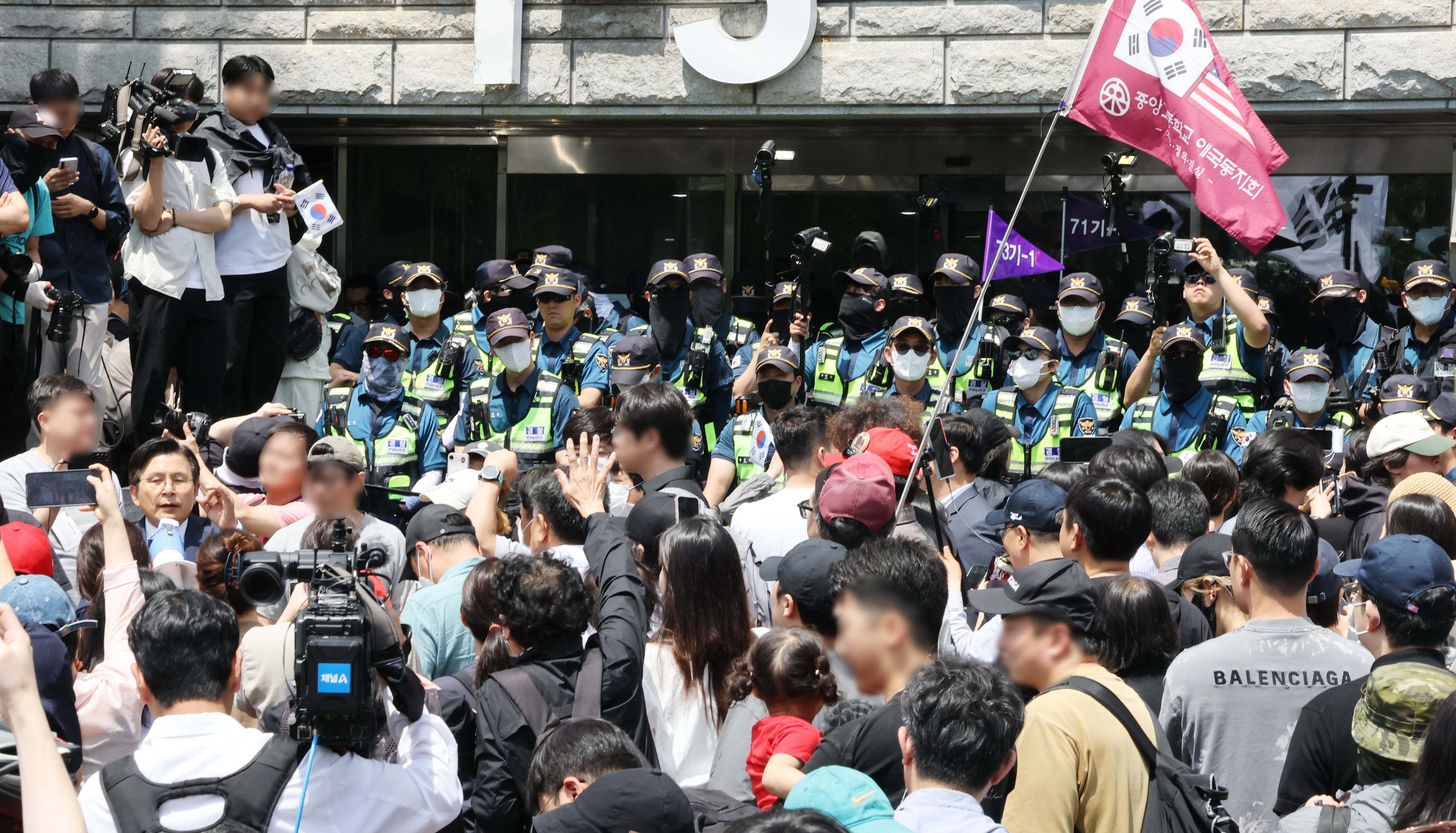 2,000 protesters demand re-election at Jamsil vote site