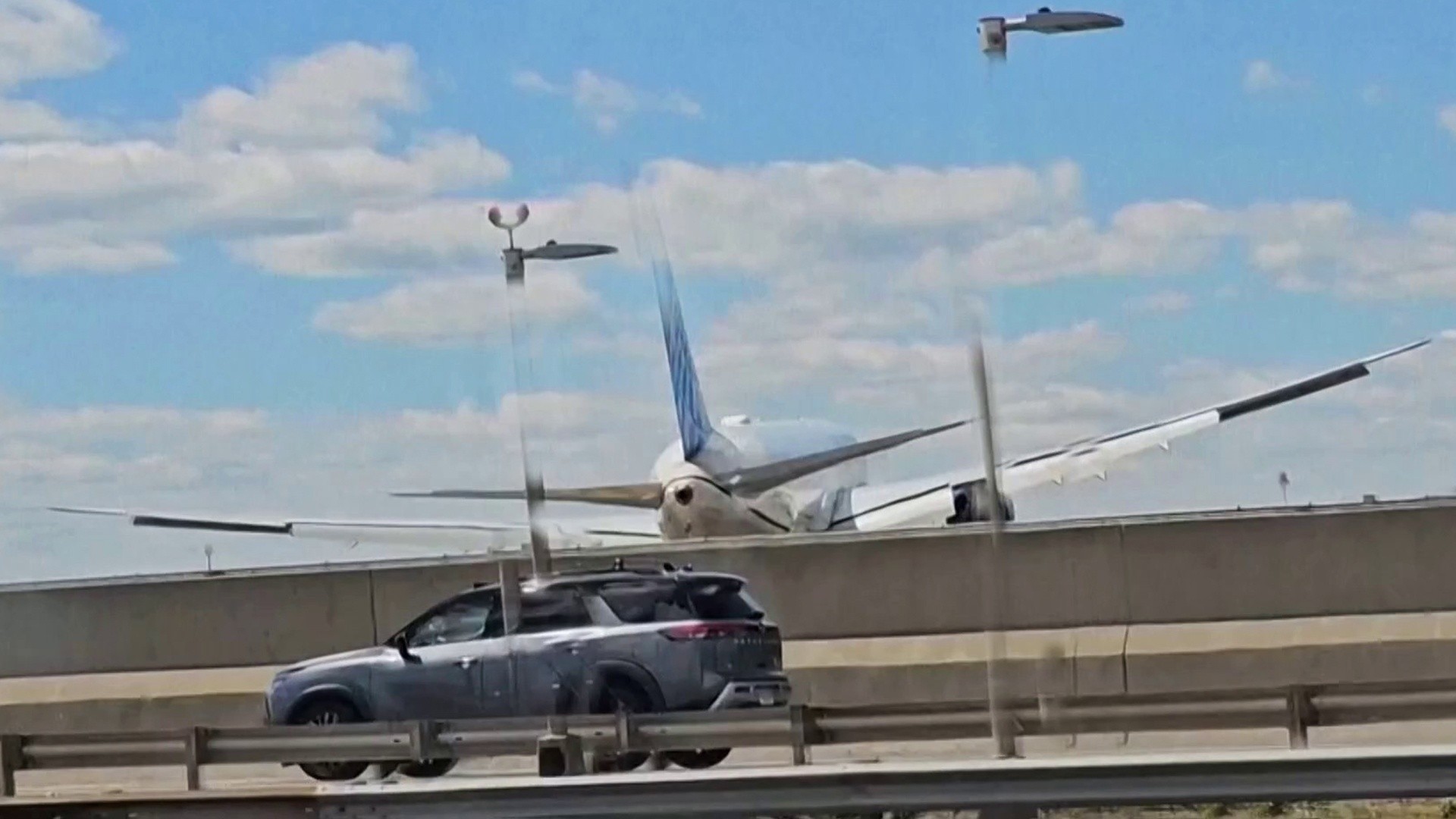 United plane hit pole, not truck during Newark landing: NTSB