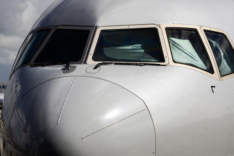 Boeing fermo al gate, poi il cedimento improvviso: feriti e volo cancellato