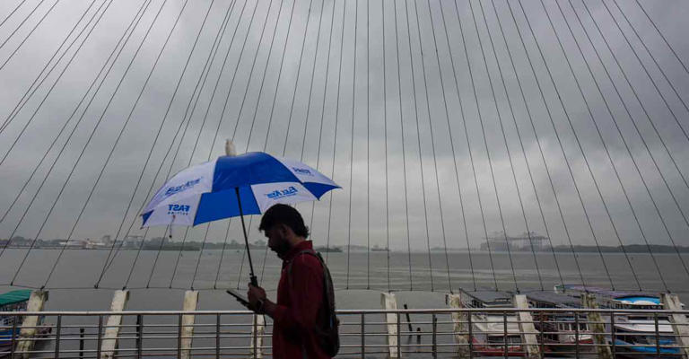 Kerala rains to intensify over weekend, red alert in 5 districts on Friday