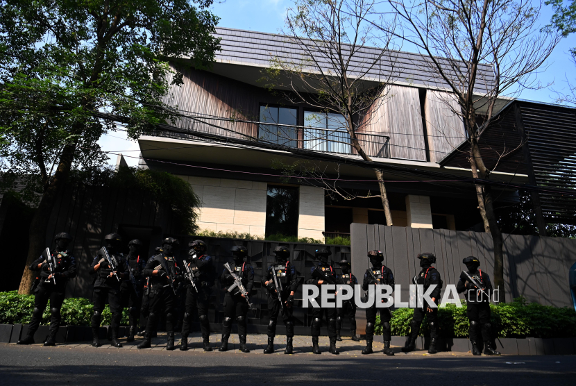 Geledah rumah Silmy Karim, KPK sita dolar AS, dua mobil Porsche hingga ...
