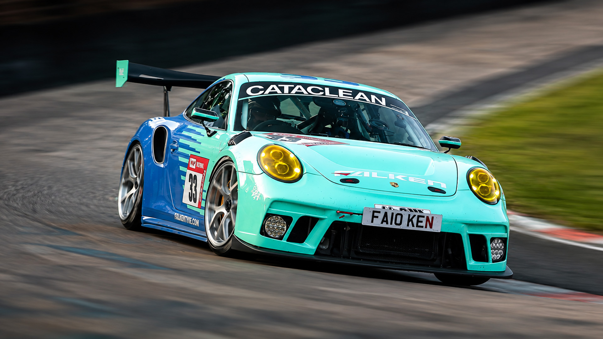 Porsche GT3 handling issue leads to close call on track corner