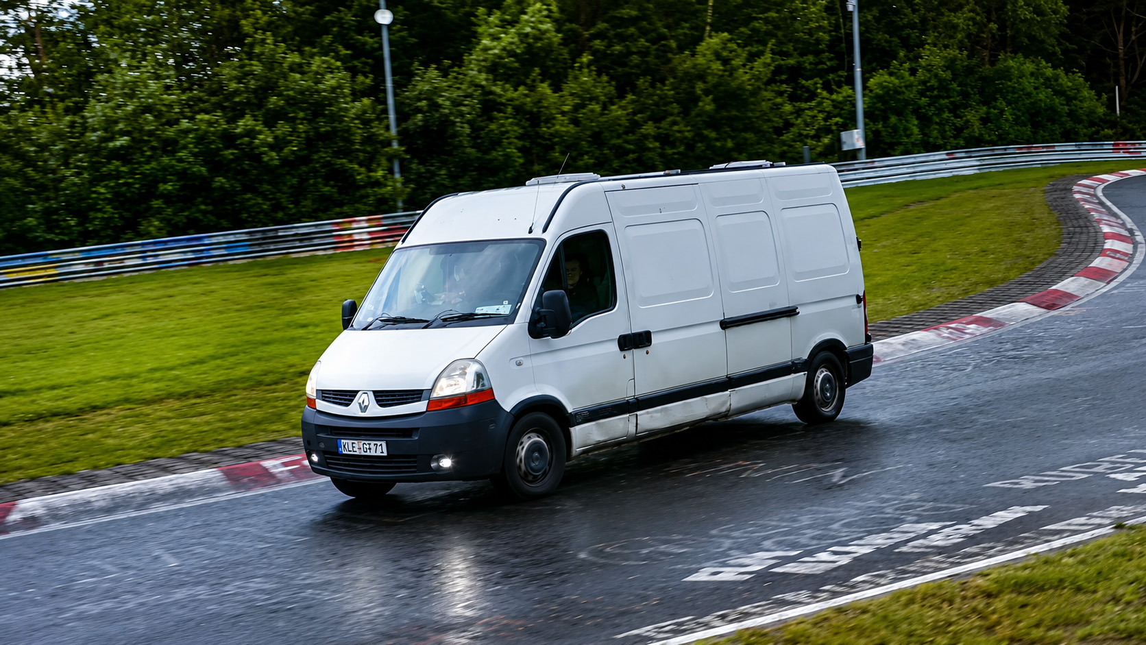 Why is this big van pushing hard on track?