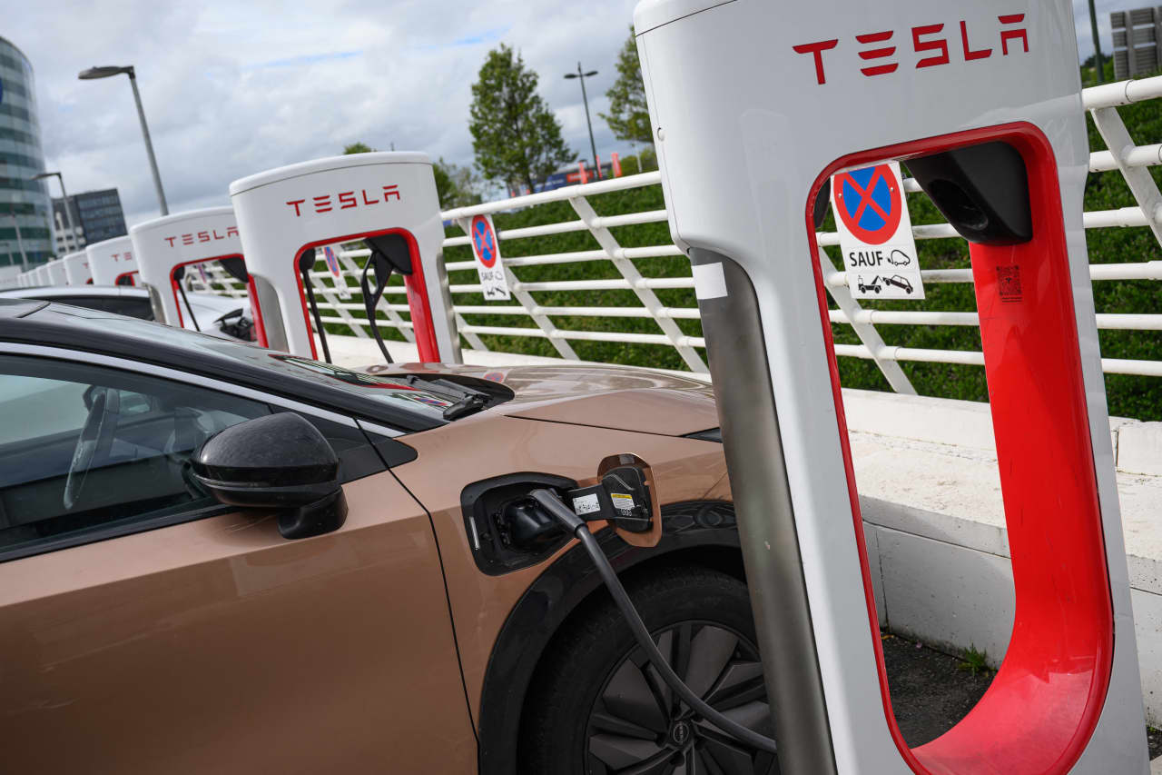 Tesla stock has one less sell rating. JP Morgan raises its price target ...