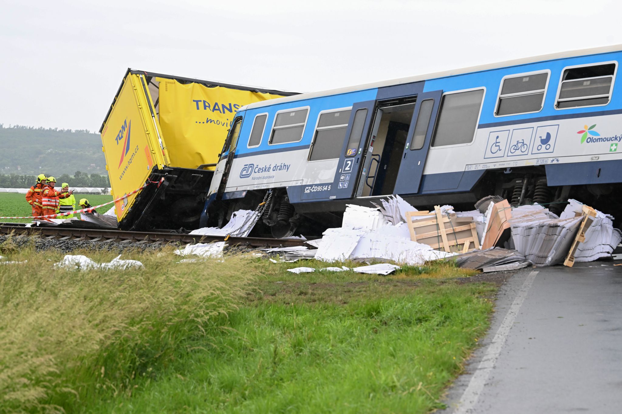 Zug kollidiert in Tschechien mit Lastwagen