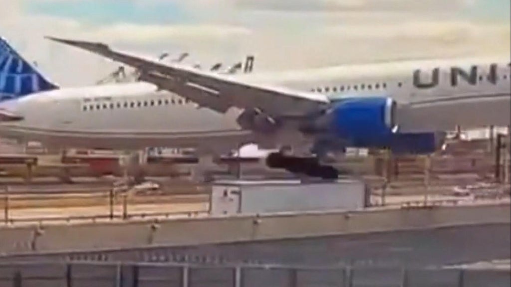 First officer of United flight that hit light pole on New Jersey ...