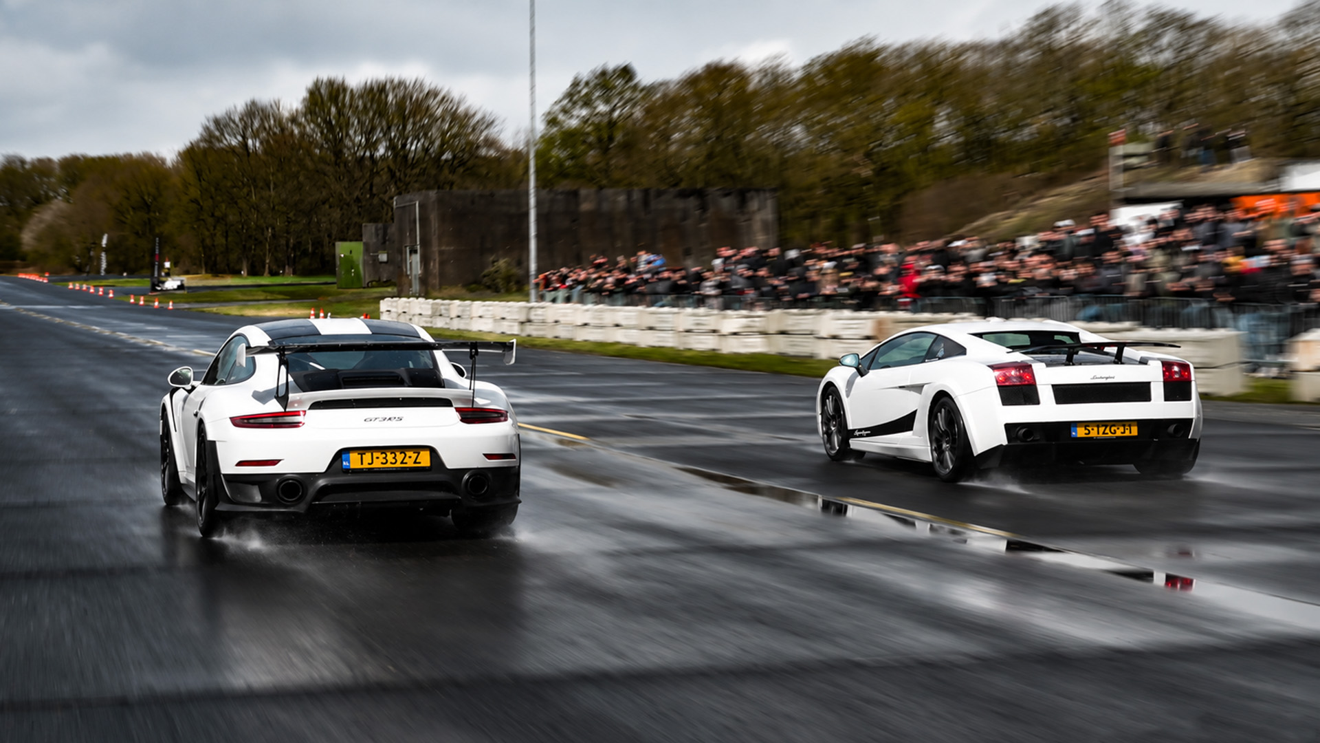 Lamborghini Gallardo faces Porsche GT3 RS on wet strip