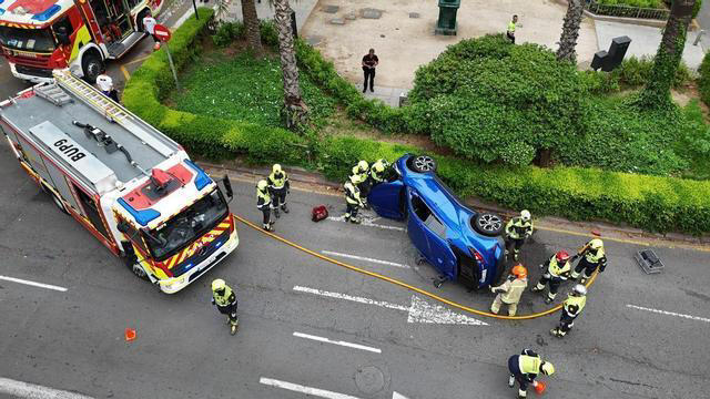 Los bomberos excarcelan a los ocupantes de un vehículo volcado en la ...
