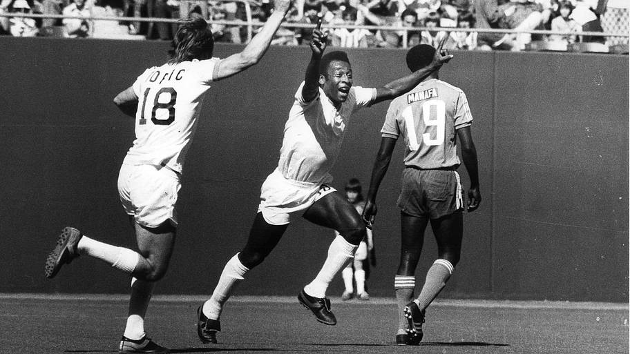 The 4 essential and iconic cards of the Brazilian legend Pele