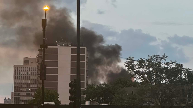 Fire breaks out at apartment building in Lincoln Park