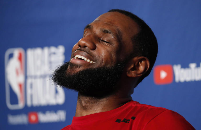 LeBron James si allena nel mare di Capri con palline in acqua, 'danno ...
