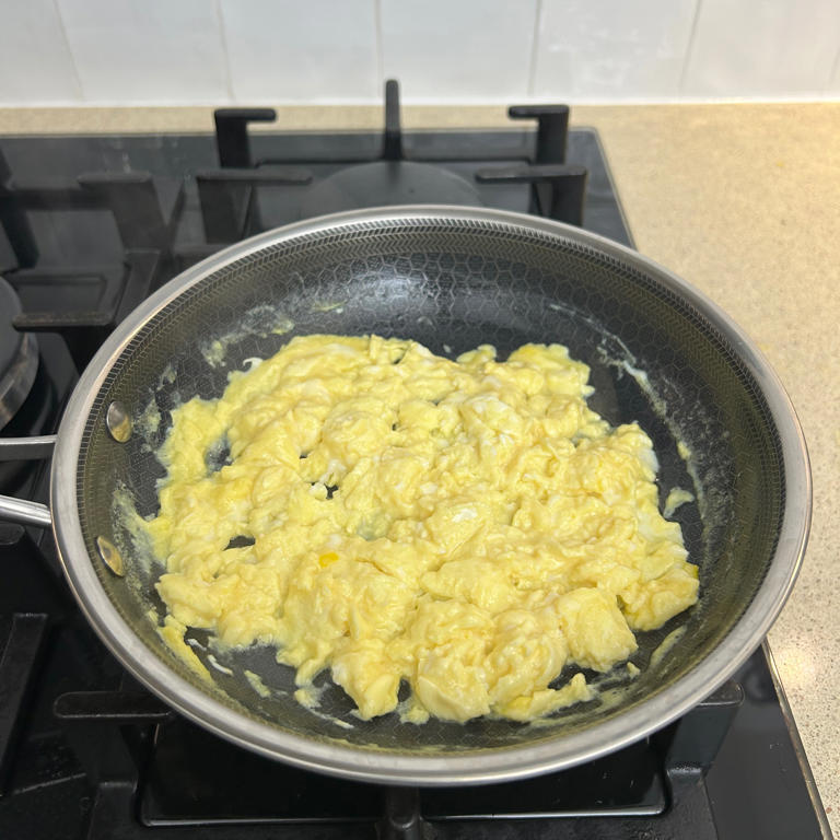 Aldi's £15 hex fry pan is a dead-ringer for this Gordon Ramsay-approved ...