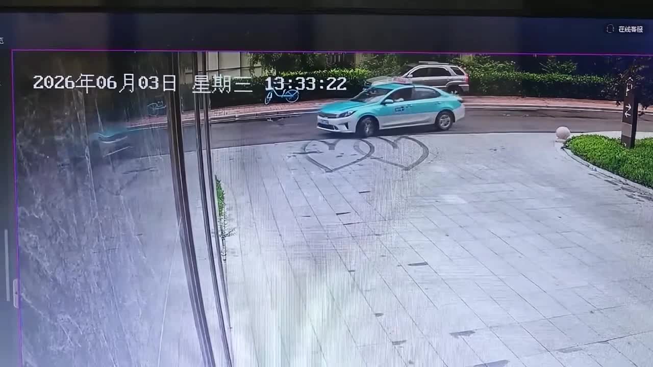 Taxi leaves heart-shaped tyre marks on ground after performing U-turn
