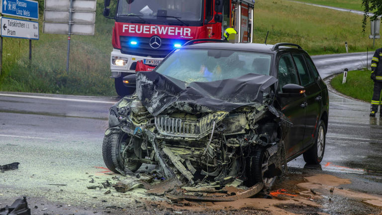 Autos krachen heftig zusammen – plötzlich brennt Pkw