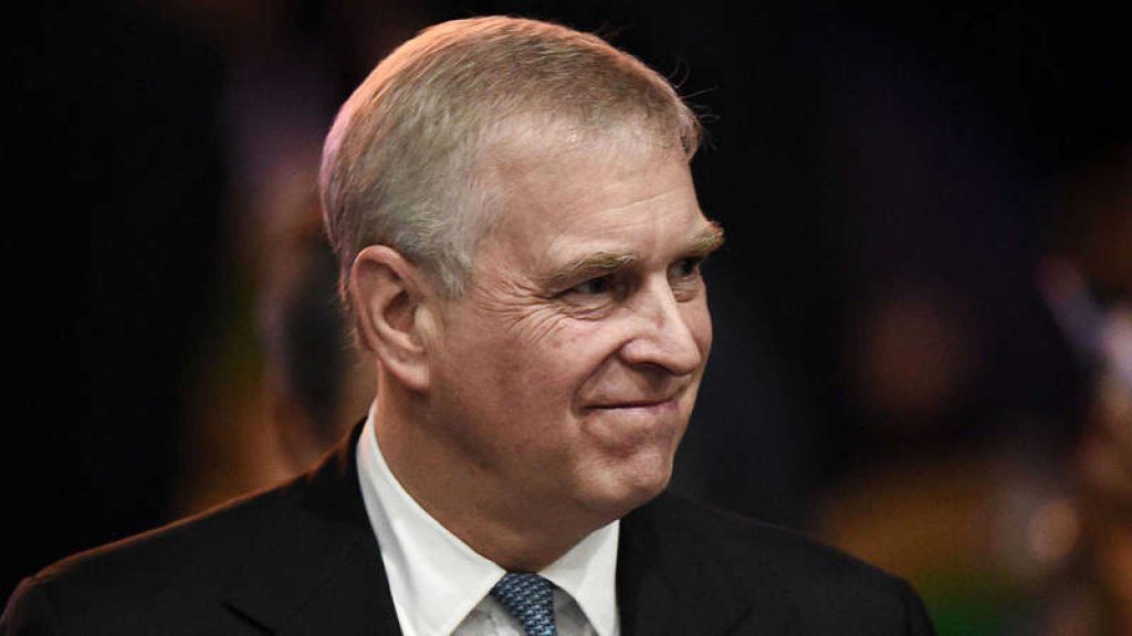 El príncipe Andrew es fotografiado con un gran hematoma facial al salir ...
